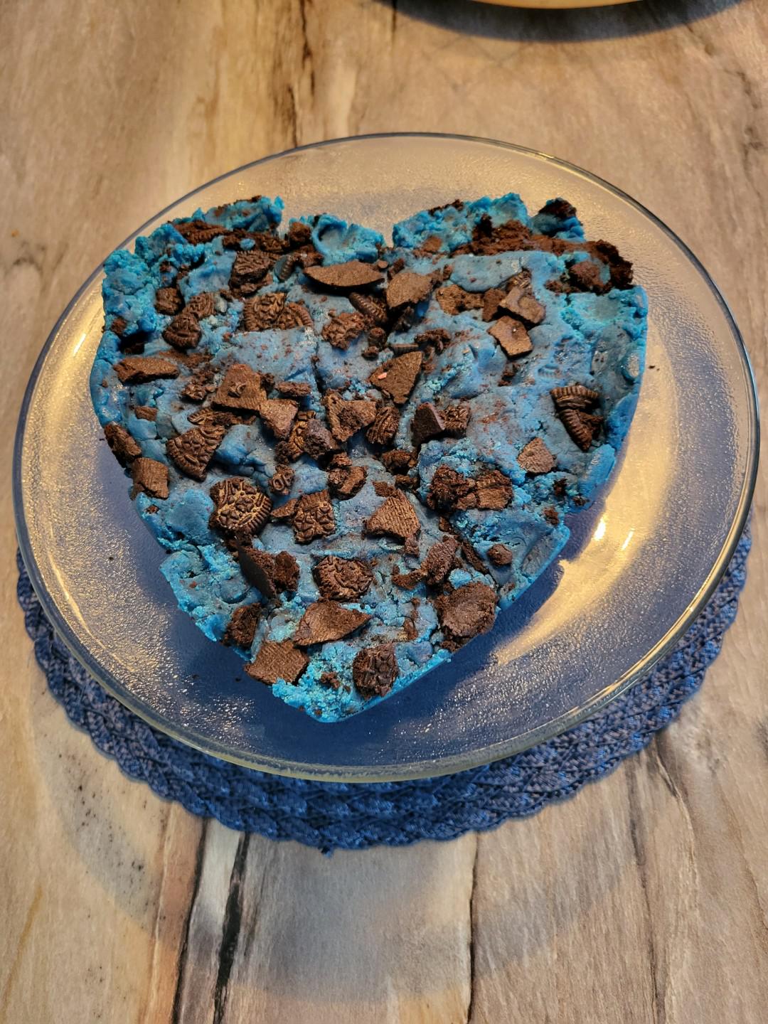 8" Blue Oreo Chocolate Heart Pie $20.00 (CDN) – Merrickville Cookies Inc.